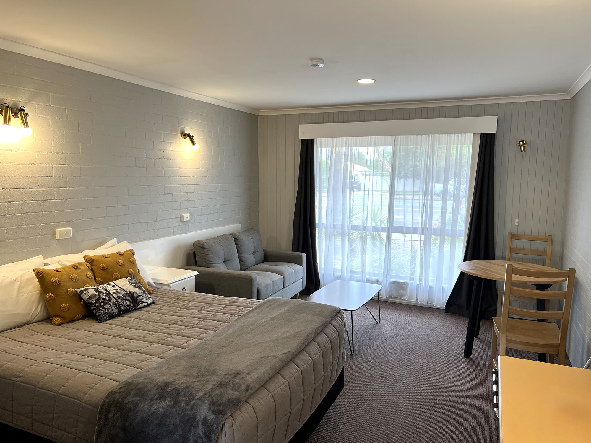 Country Roads Motor Inn